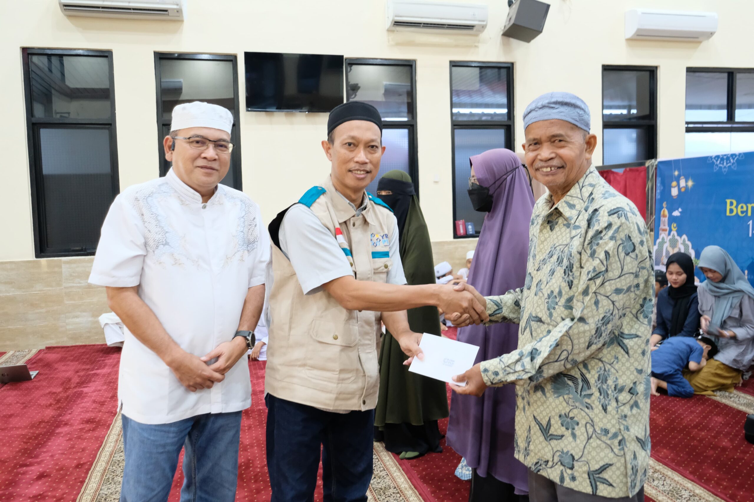 YBM UIP Sulawesi Serahkan 26 Paket Bantuan kepada Dhuafa dan Laksanakan Acara Buka Bersama ...